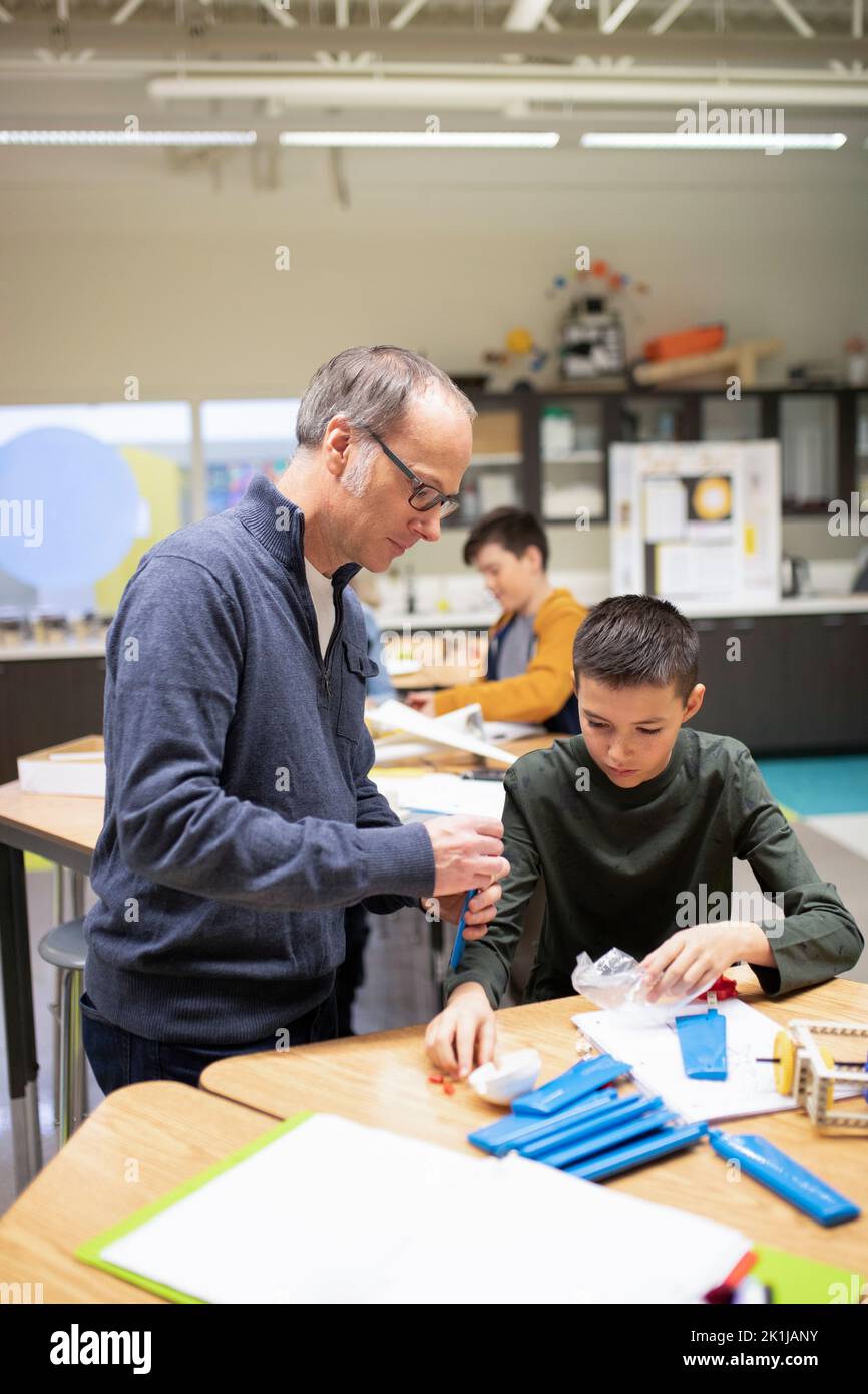 High school science experiment teacher hi-res stock photography and ...