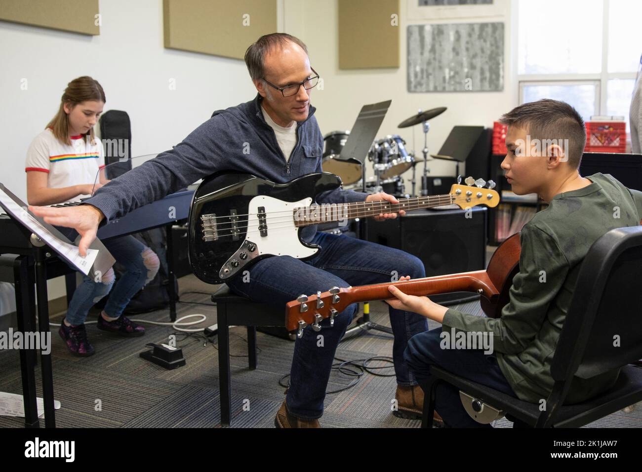 Boys and guitars hi-res stock photography and images - Alamy