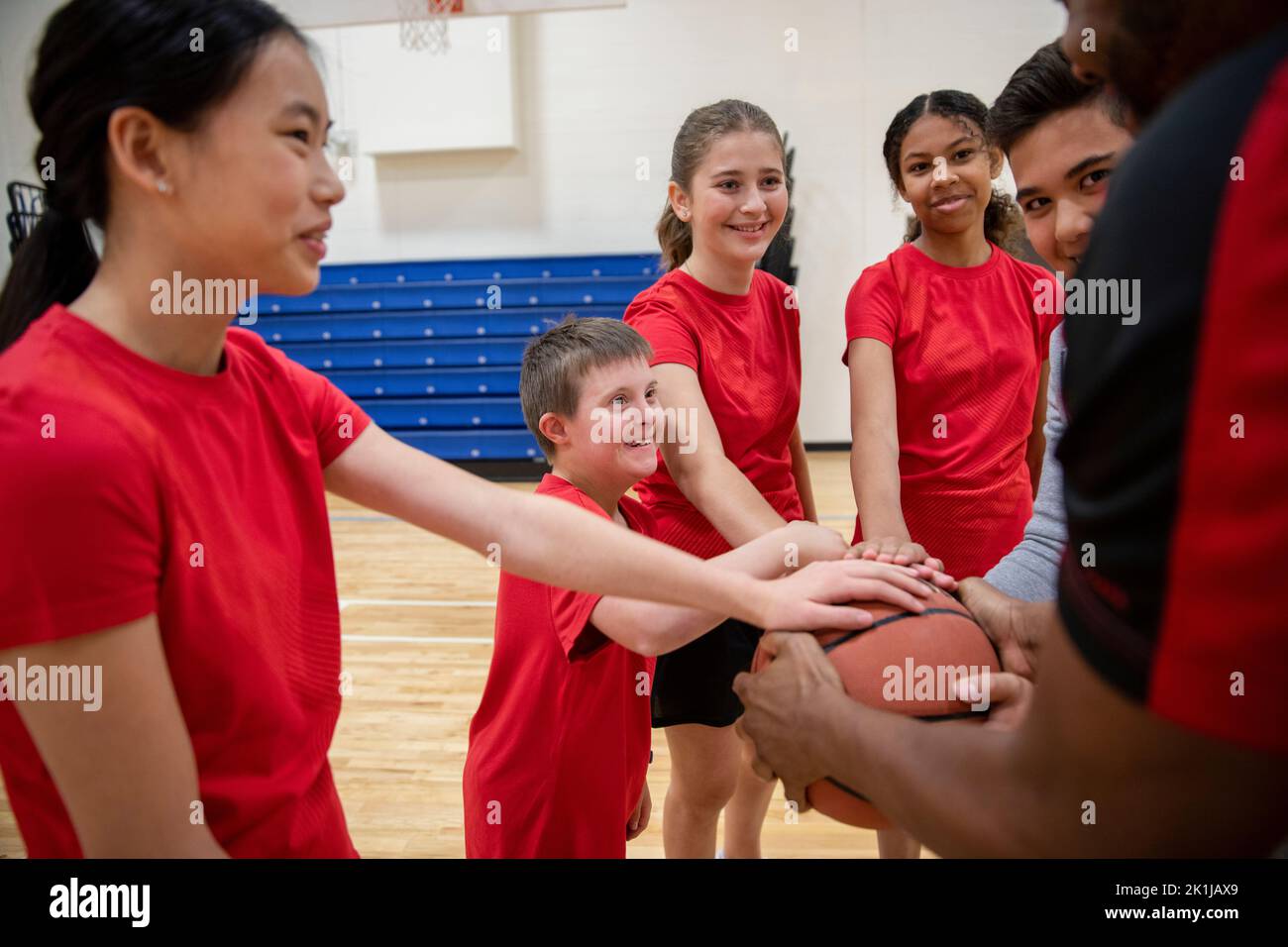 Girls playing basketball in gym hi-res stock photography and images - Alamy