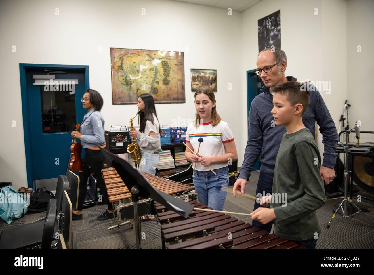 Students playing musical instruments hi-res stock photography and ...