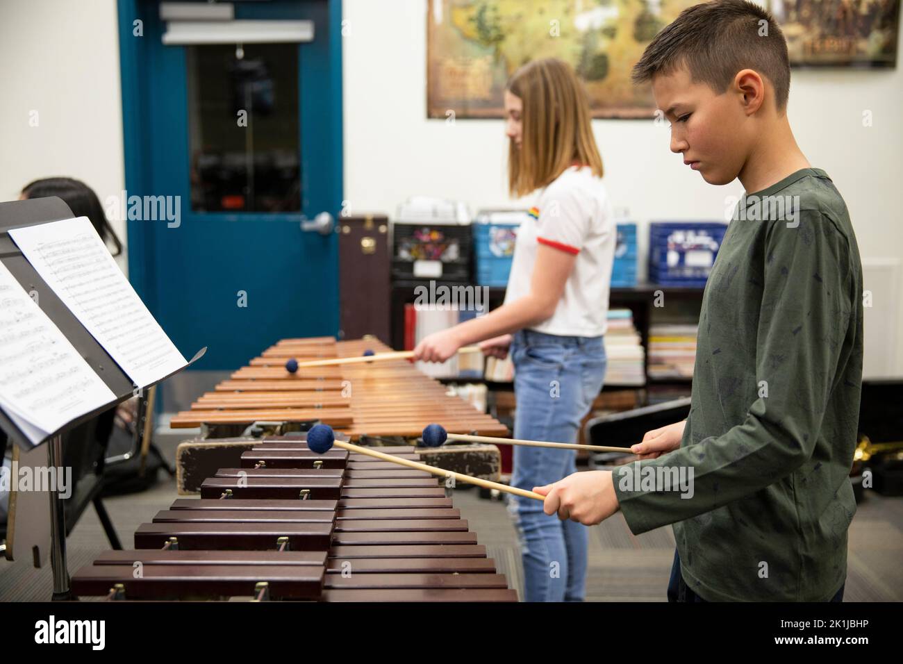 Multi race classroom hi-res stock photography and images - Alamy