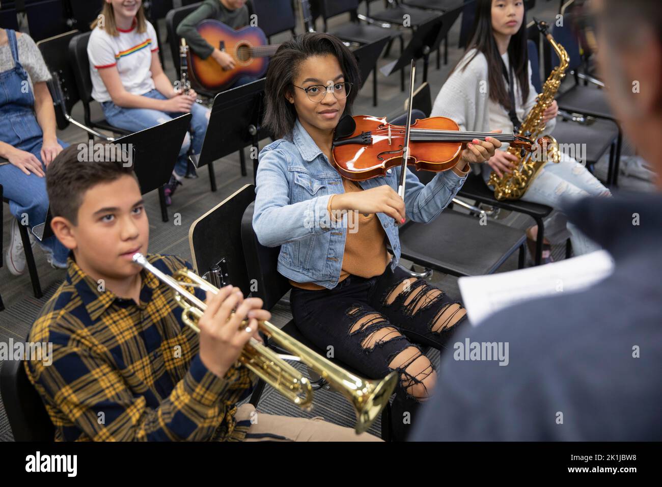 African teacher student violin hi-res stock photography and images - Alamy