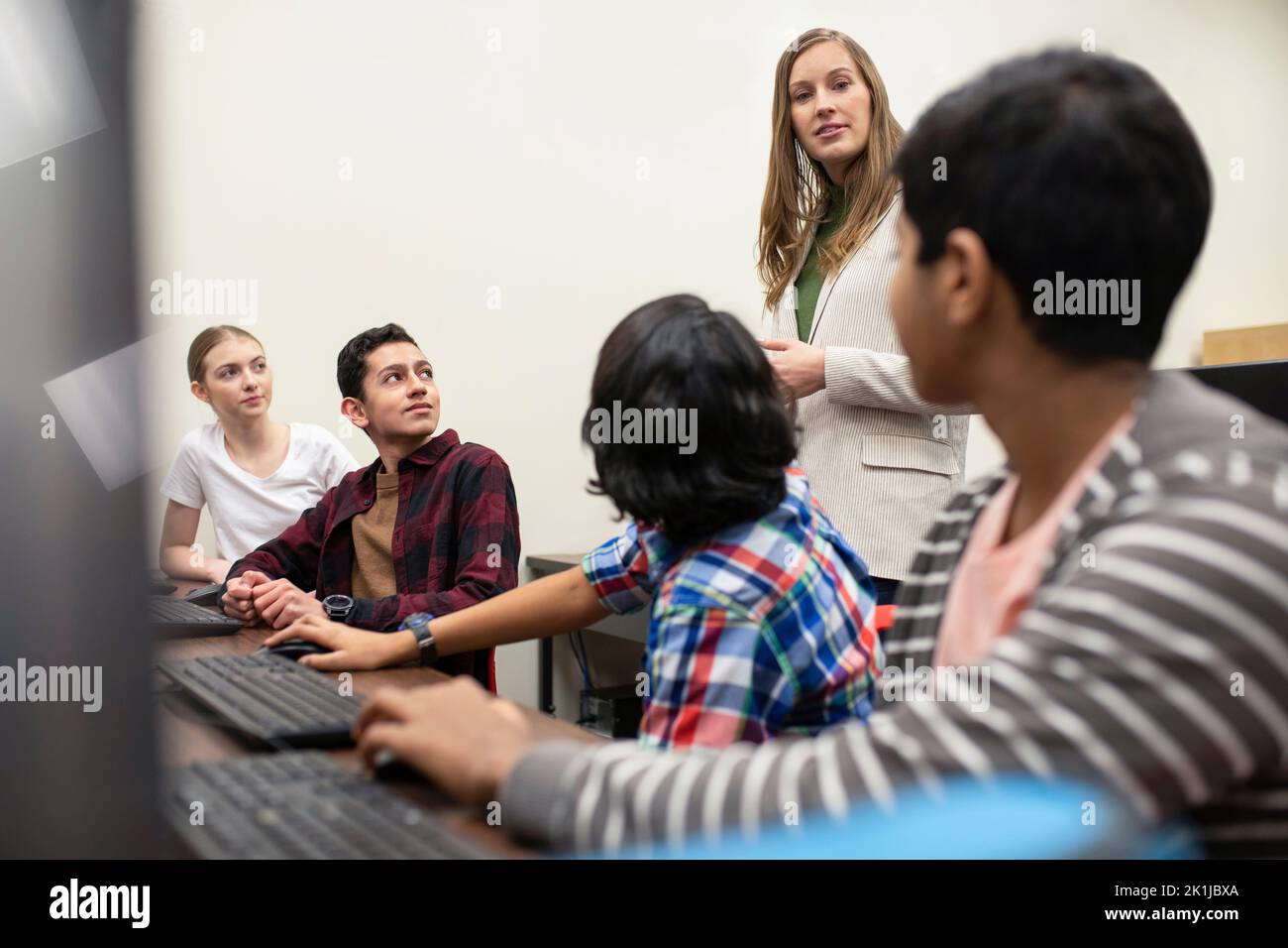 Teacher with students computer hi-res stock photography and images - Alamy