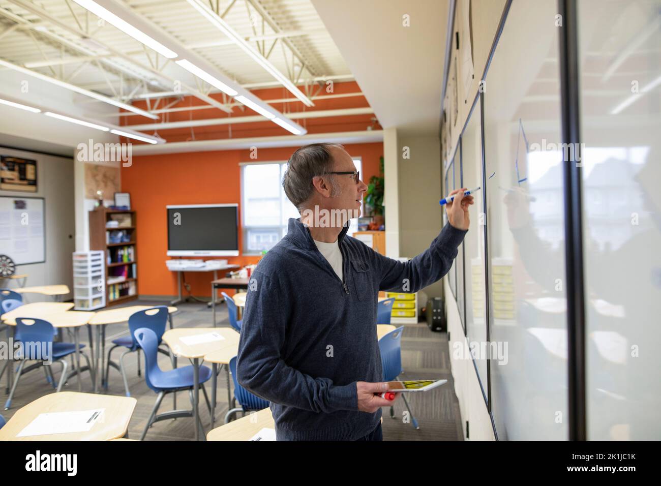 Teacher whiteboard writing hi-res stock photography and images - Alamy