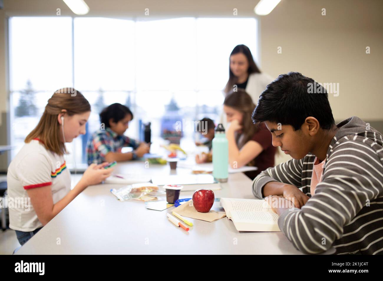 School cafeteria boys hi-res stock photography and images - Alamy