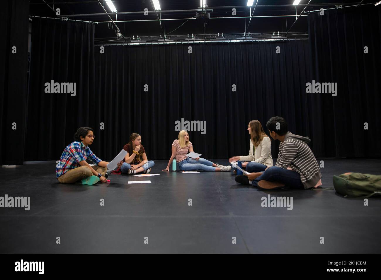 Students circle talking class hi-res stock photography and images - Alamy
