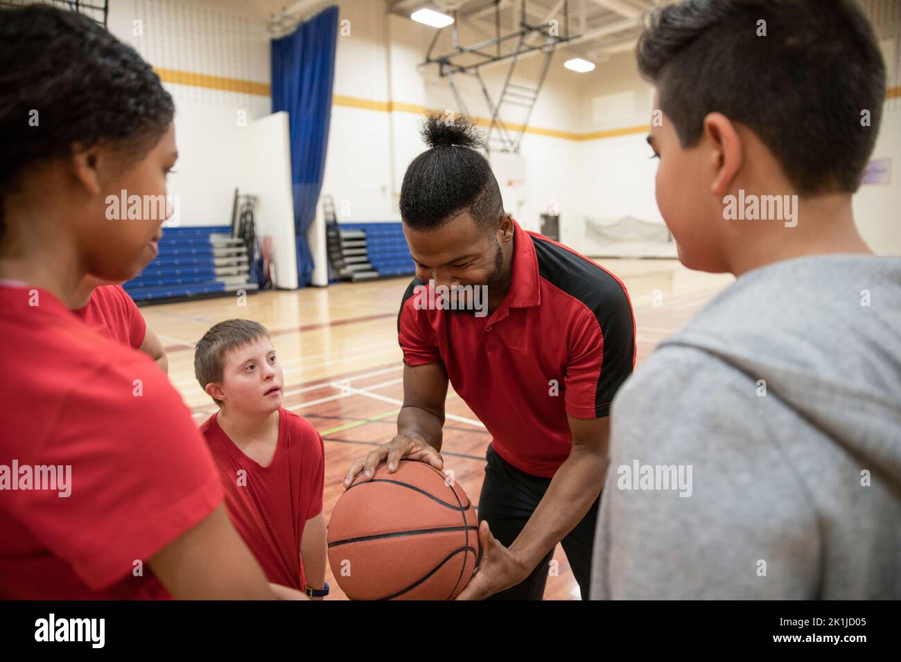 School gym basketball hi-res stock photography and images - Alamy