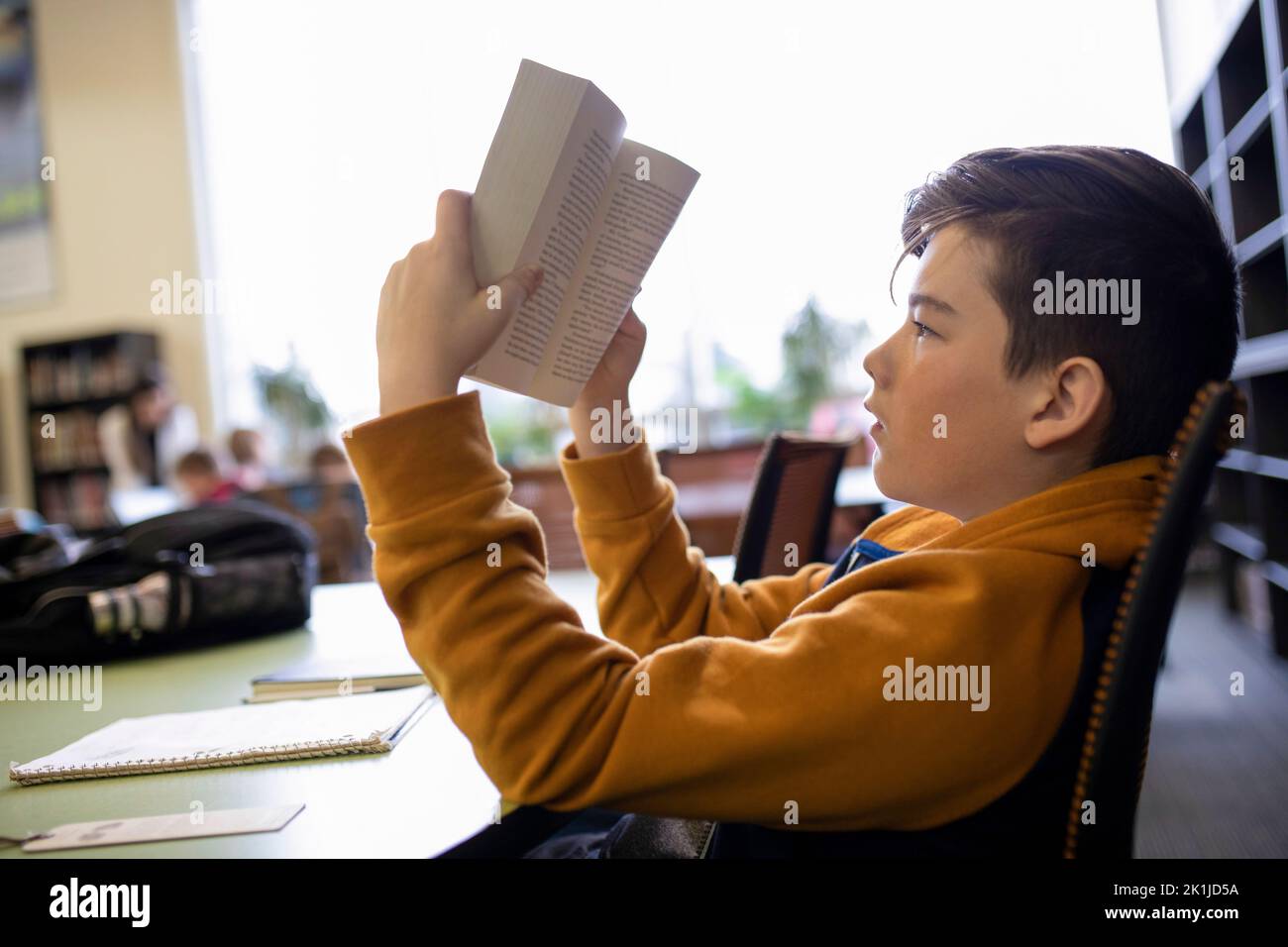 Student reading in library hi-res stock photography and images - Alamy