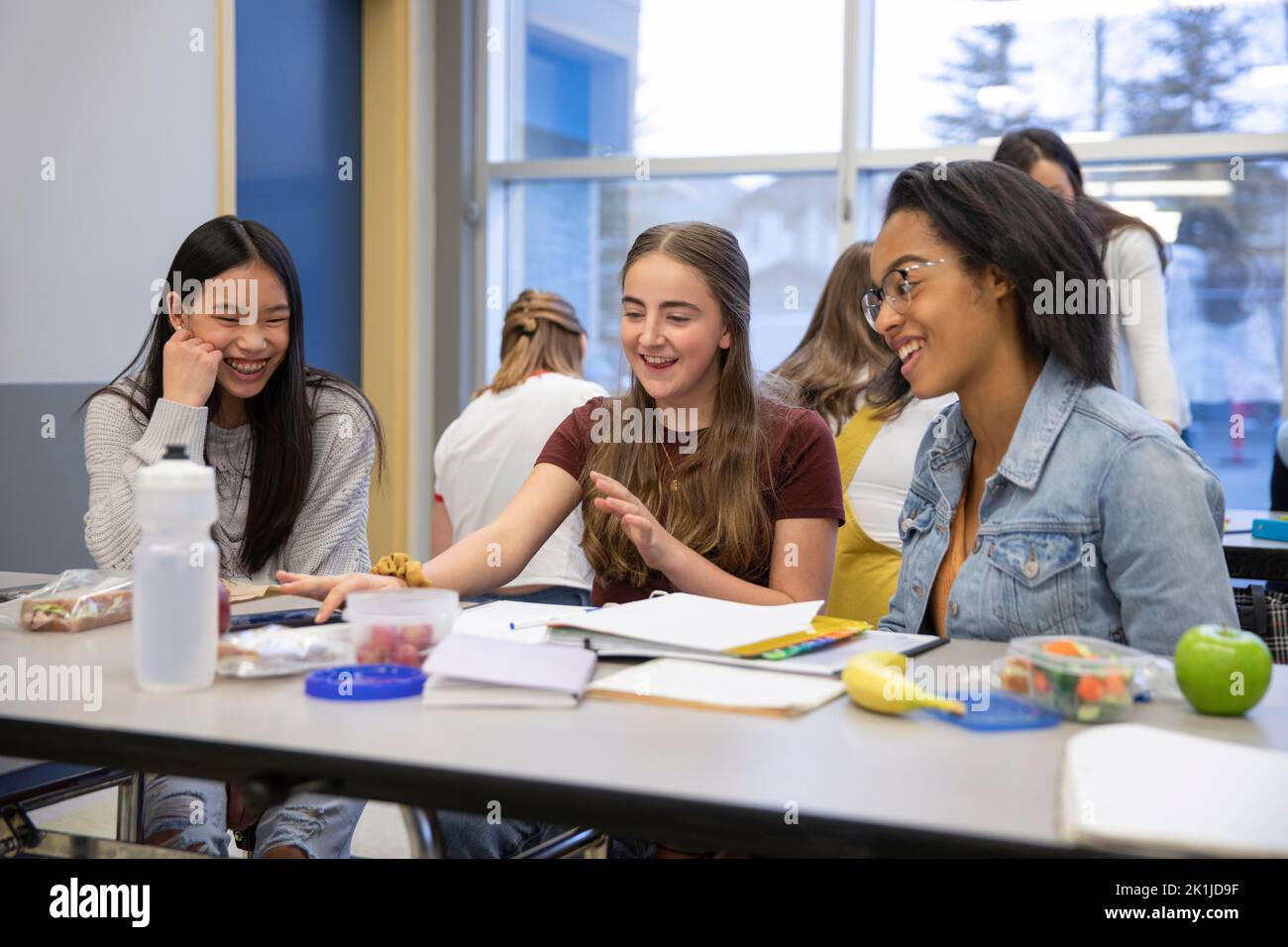 Students school eating lunch hi-res stock photography and images - Alamy