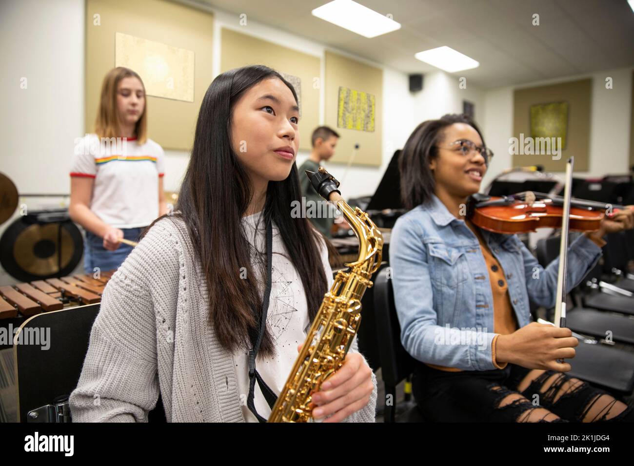Students practicing violin hi-res stock photography and images - Alamy