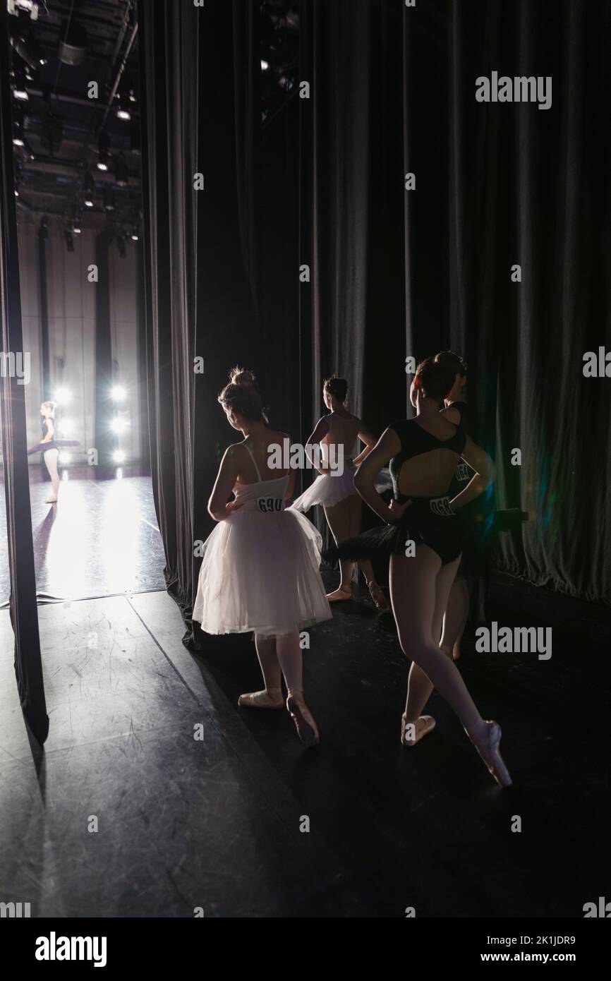 Young people dancing in a stage hi-res stock photography and images - Alamy