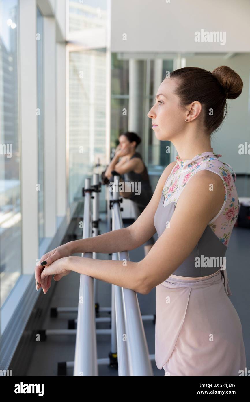 Side profile female ballet dancer hi-res stock photography and images - Alamy