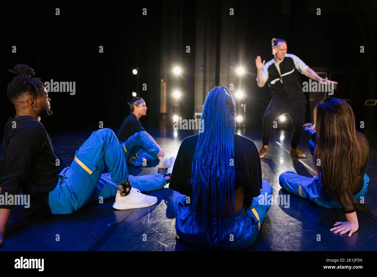 Showing dancers on stage hi-res stock photography and images - Alamy