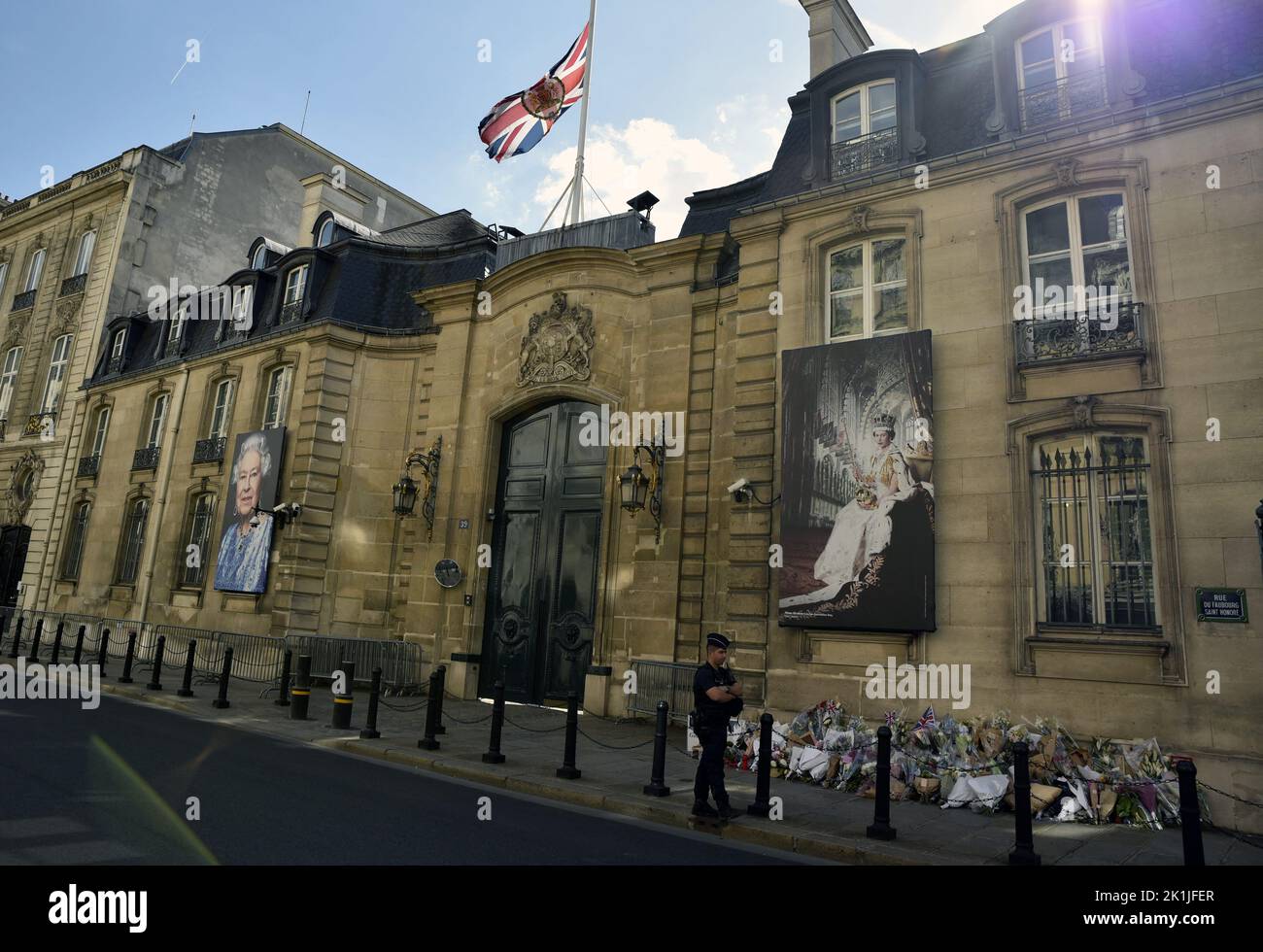 Paris, France. 18th Sep, 2022. A portrait of Queen Elizabeth II and ...