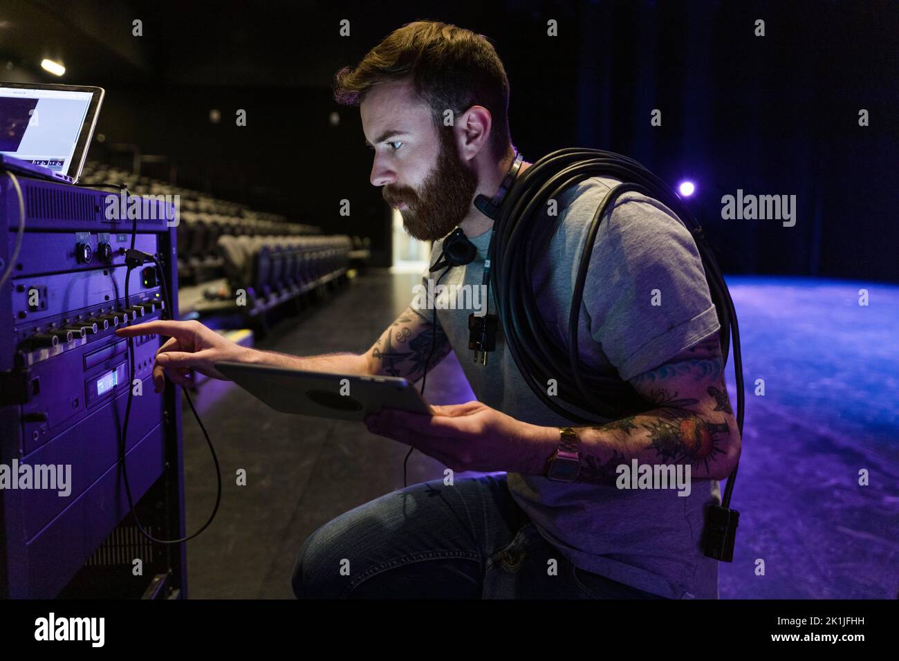 Dark stage hi-res stock photography and images - Alamy