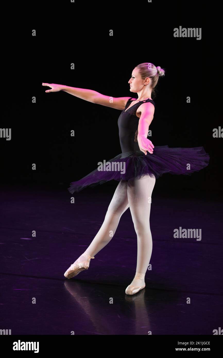 Women performing dance on stage hi-res stock photography and images - Alamy