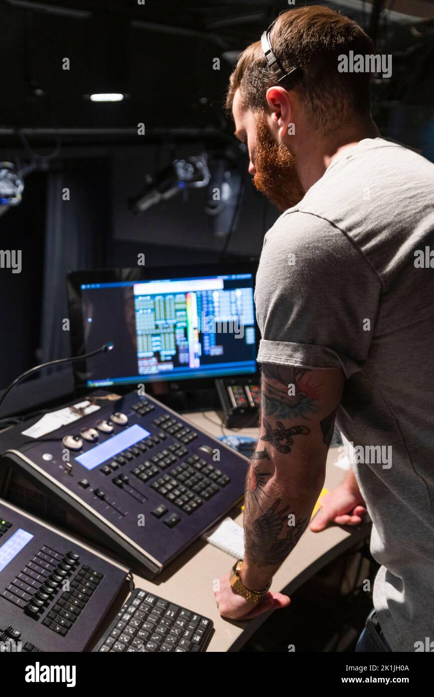 Technician men hi-res stock photography and images - Alamy