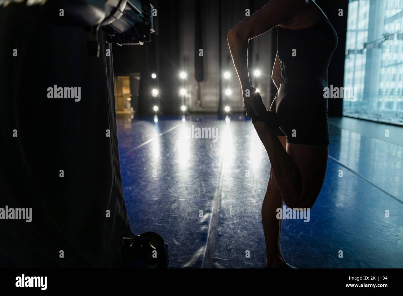Silhouette dancing stage hi-res stock photography and images - Alamy