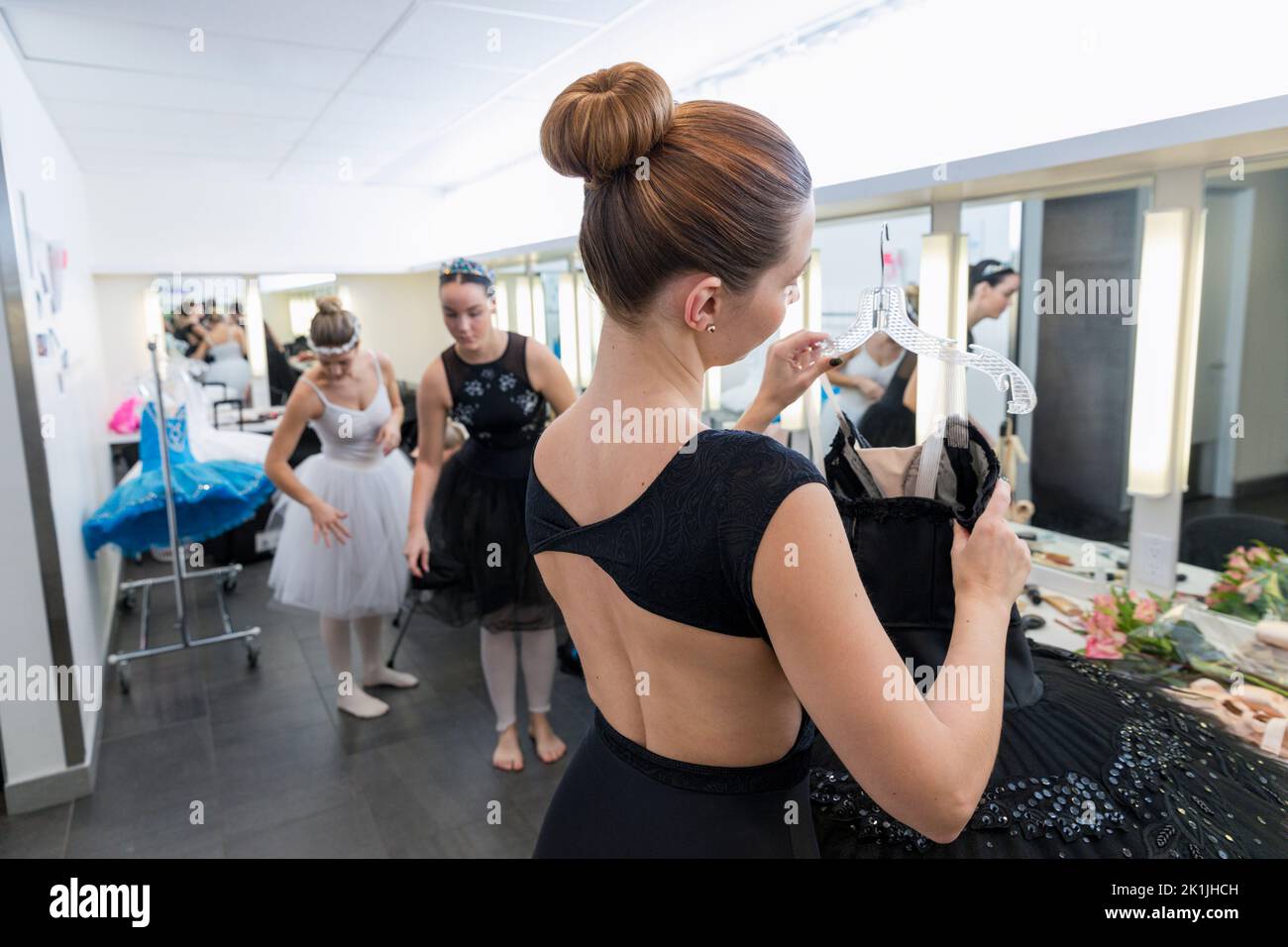 Getting ready backstage hi-res stock photography and images - Alamy
