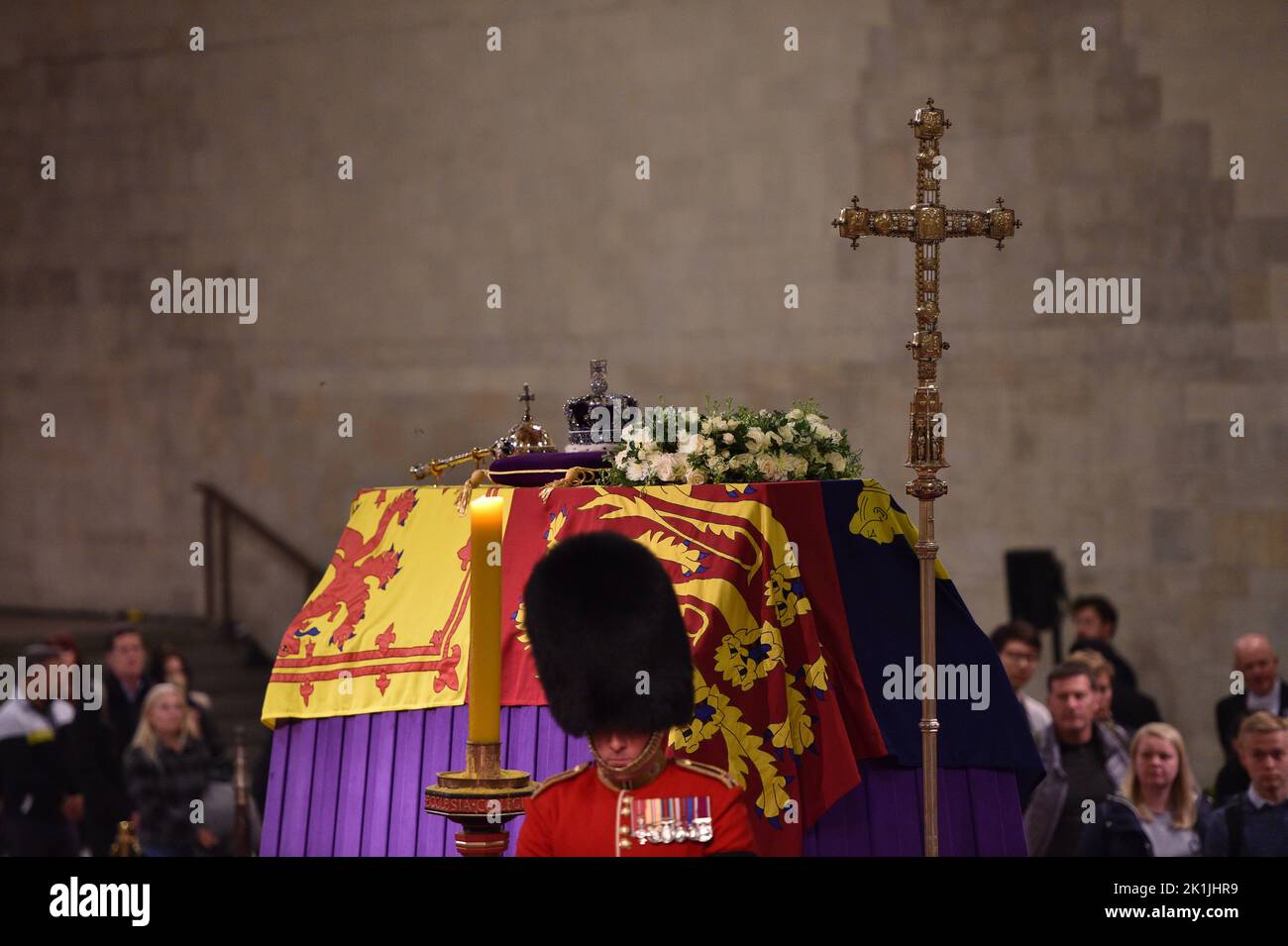 Mourners walk past the coffin of Queen Elizabeth II on catafalque in ...