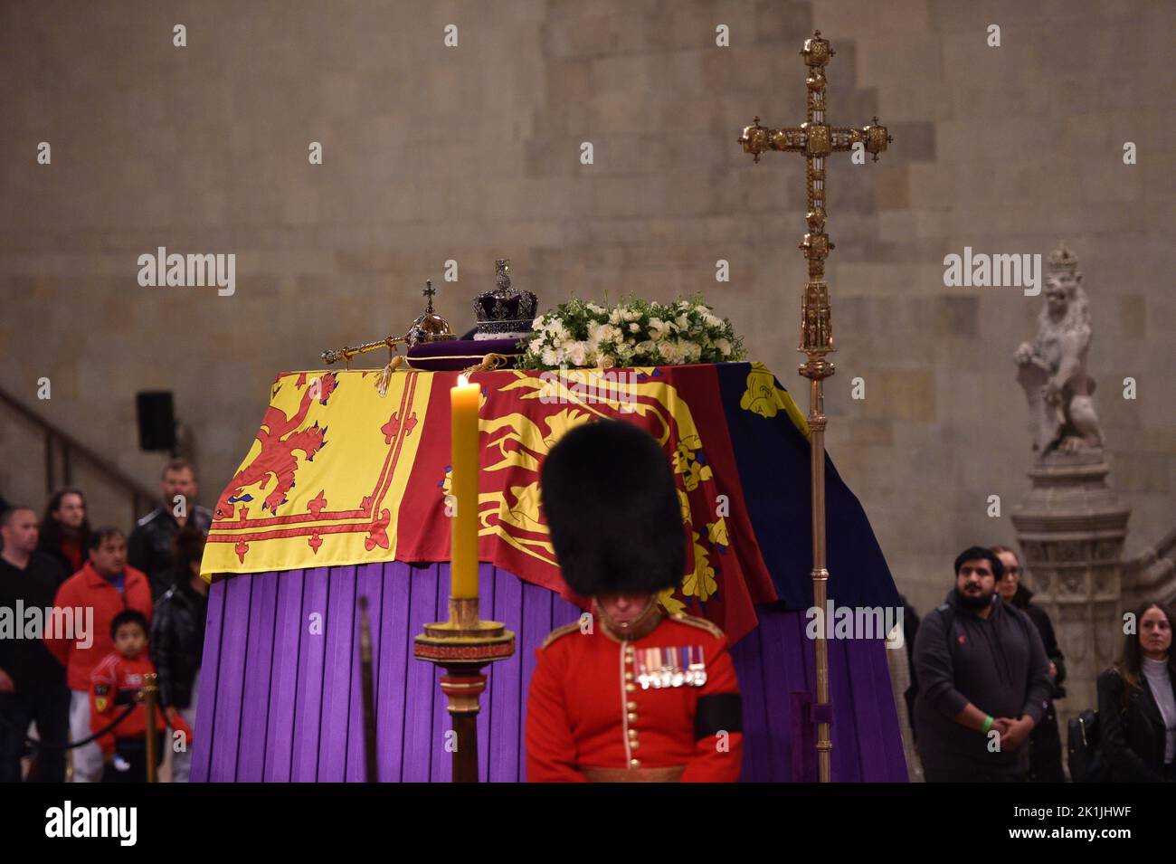 Mourners walk past the coffin of Queen Elizabeth II on catafalque in ...