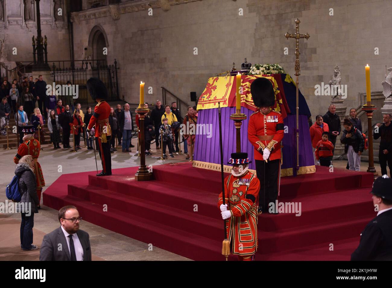 Mourners walk past the coffin of Queen Elizabeth II on catafalque in ...