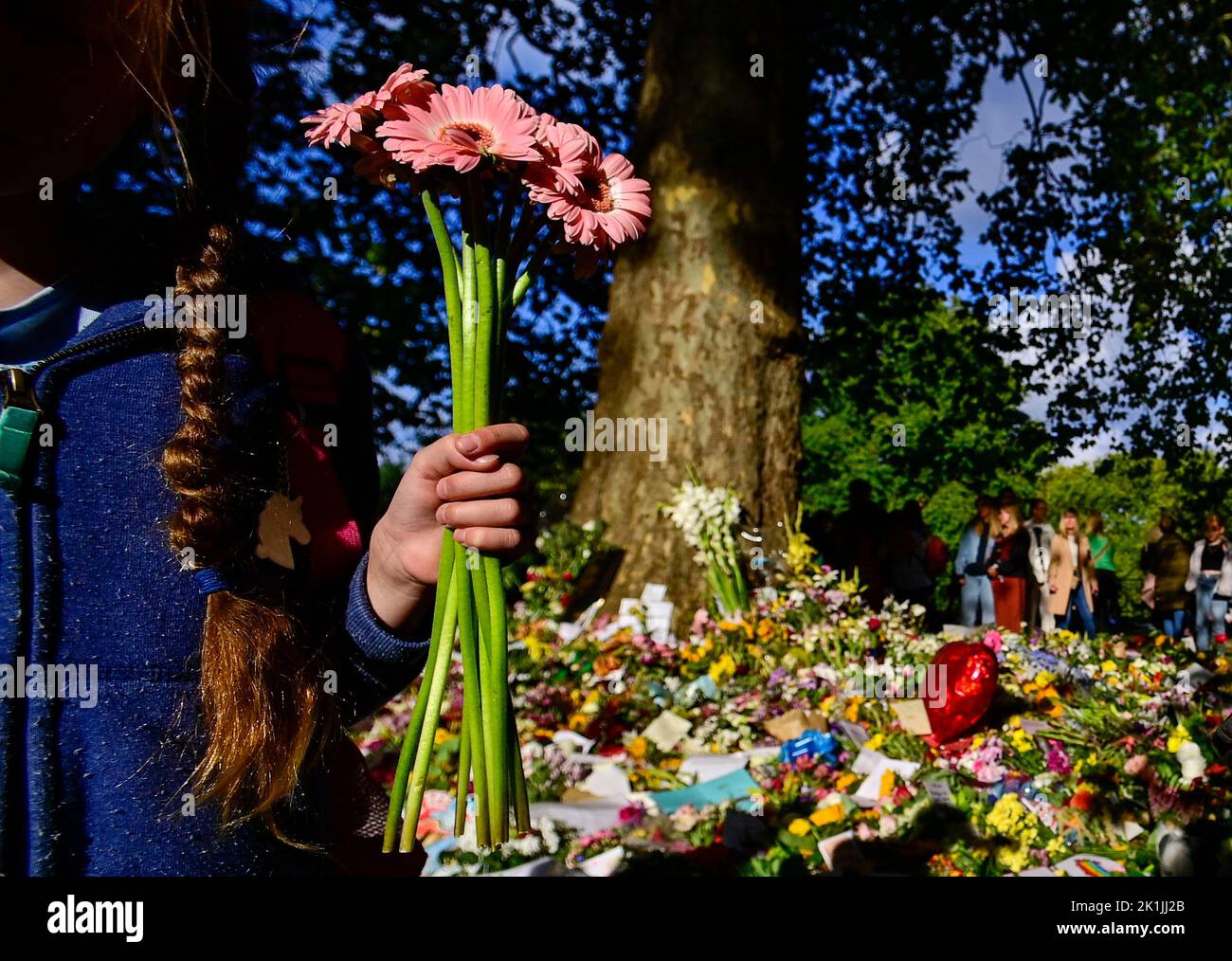 London, UK. 18th Sep, 2022. People bring flowers to honor the late ...