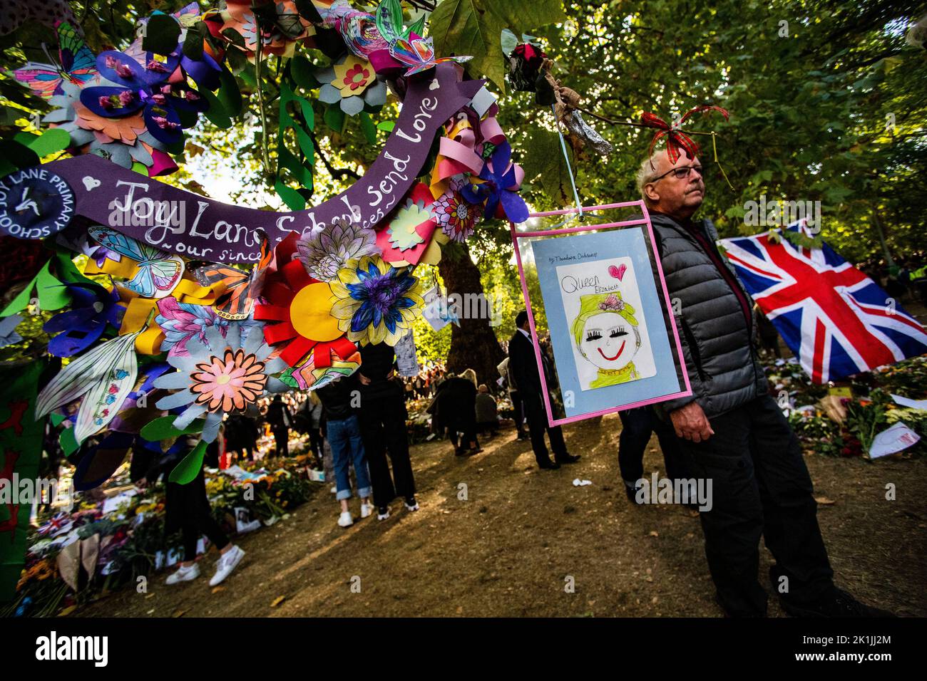London, UK. 18th Sep, 2022. People bring flowers to honor the late ...