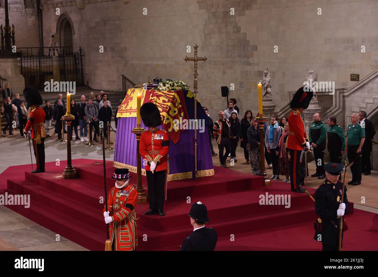 Mourners walk past the coffin of Queen Elizabeth II on catafalque in ...