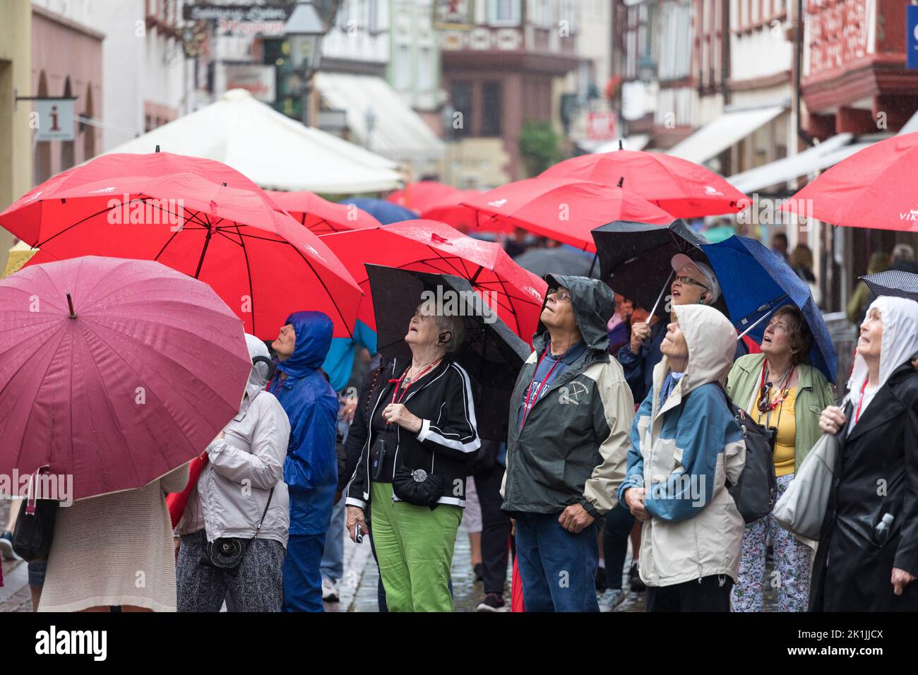 People rain rainy weather crowd hi-res stock photography and images - Alamy