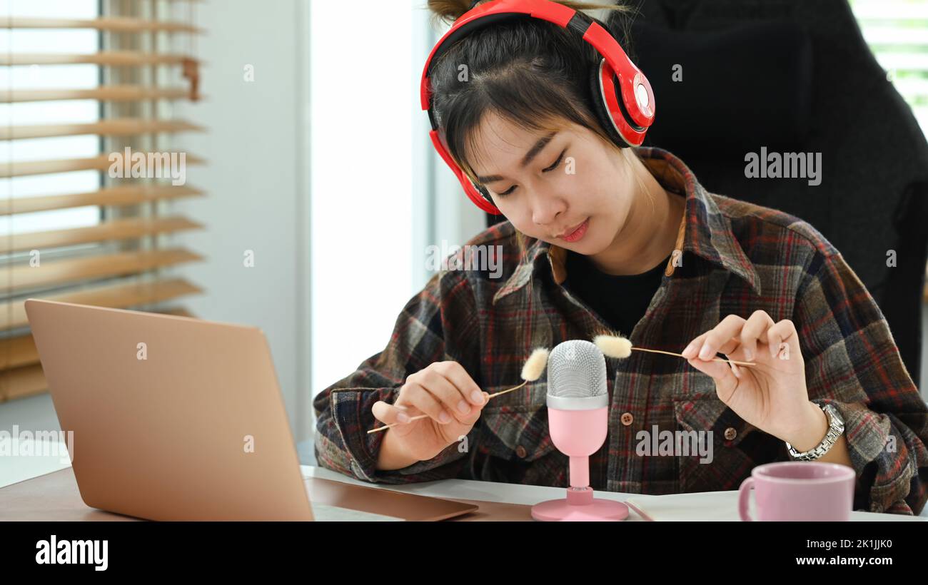 Asmr microphone hi-res stock photography and images - Alamy