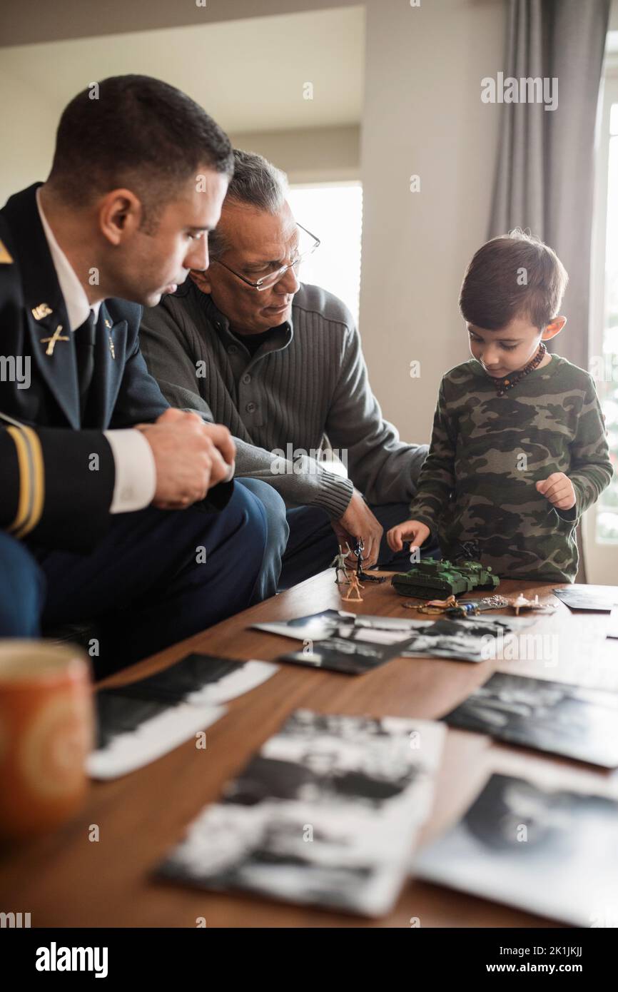 Multi generational group hi-res stock photography and images - Alamy