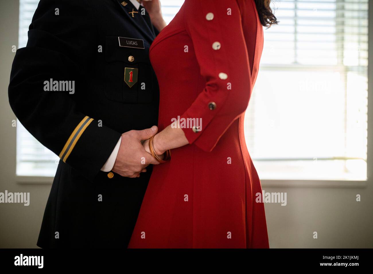 Soldier holding hands hi-res stock photography and images - Alamy