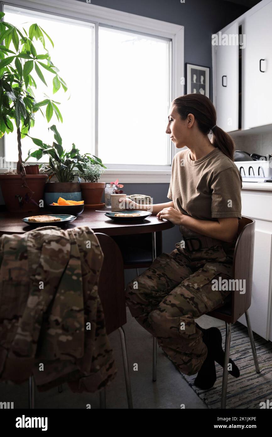 Female military table hi-res stock photography and images - Alamy