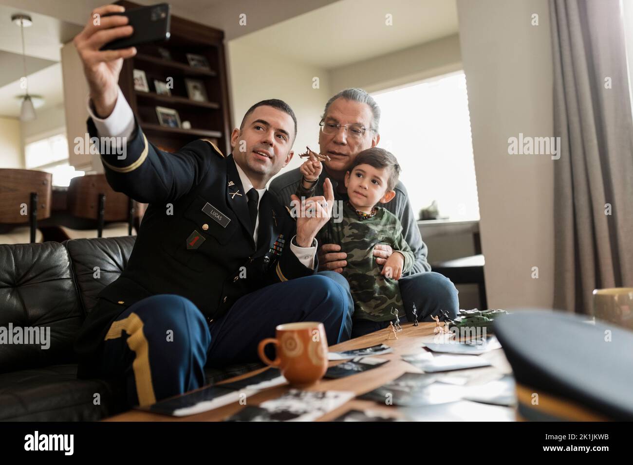 Man taking photograph camera family hi-res stock photography and images ...
