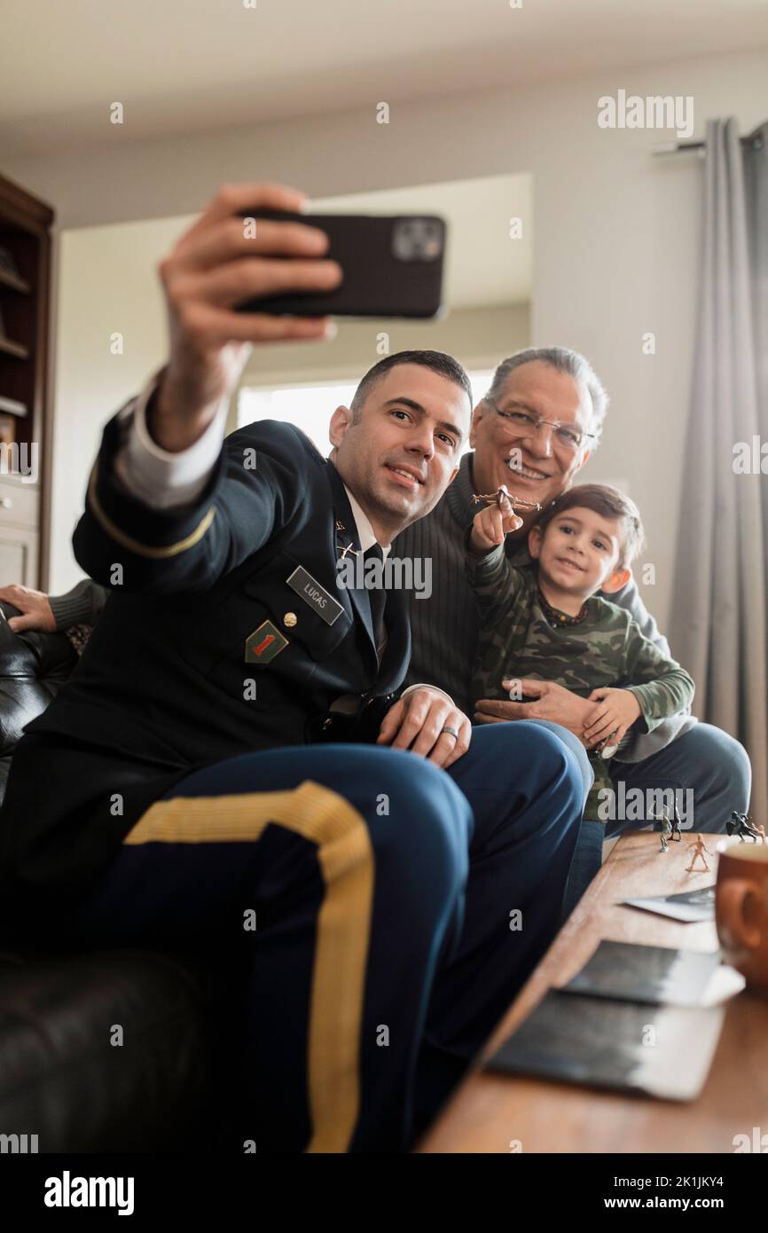 Multi generational group hi-res stock photography and images - Alamy