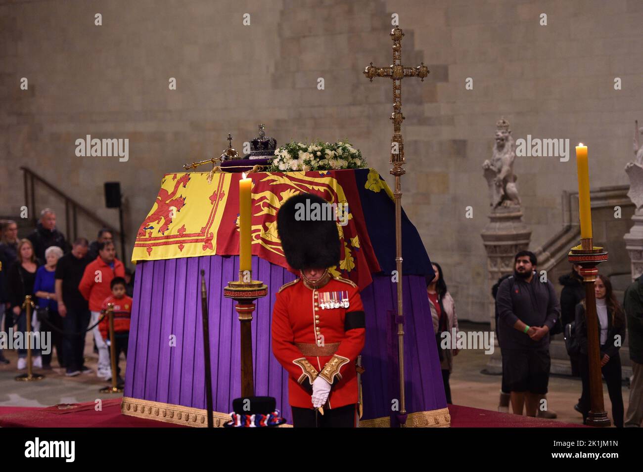 London, UK. 18th Sep, 2022. Mourners walk past the coffin of Queen ...