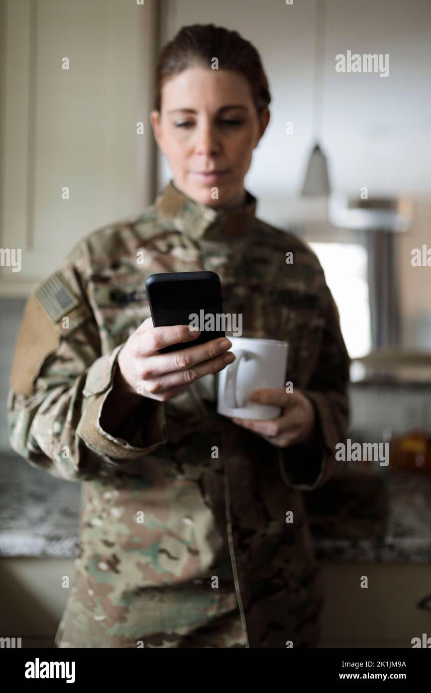 Female army uniform hi-res stock photography and images - Alamy