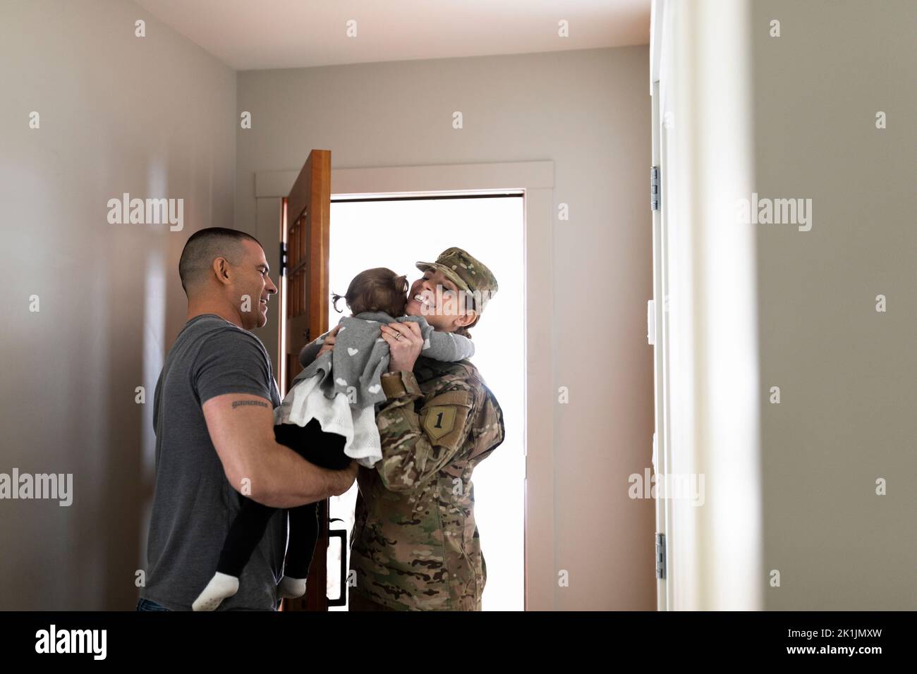 Soldier and family hugging hi-res stock photography and images - Alamy