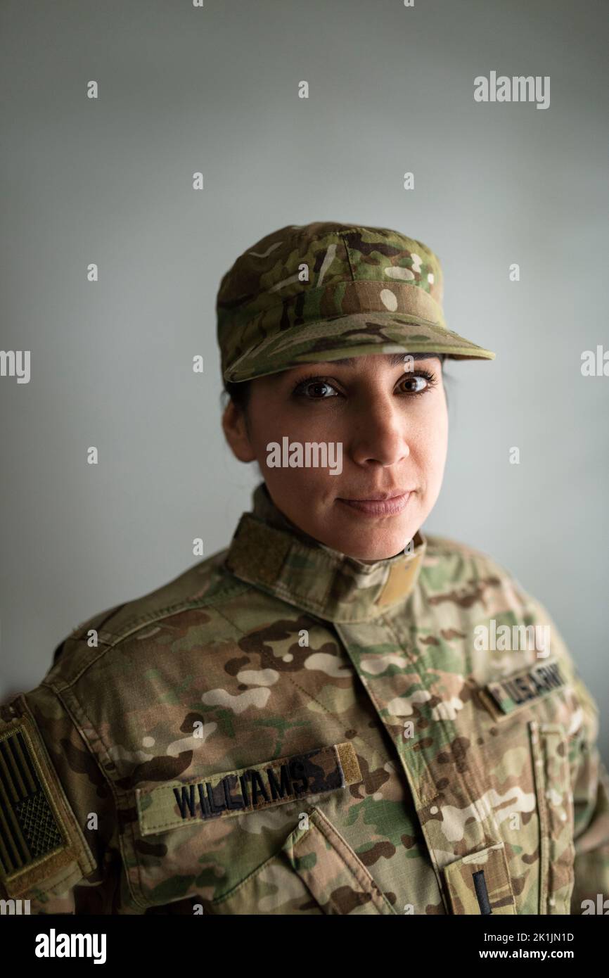 Female army uniform hi-res stock photography and images - Alamy