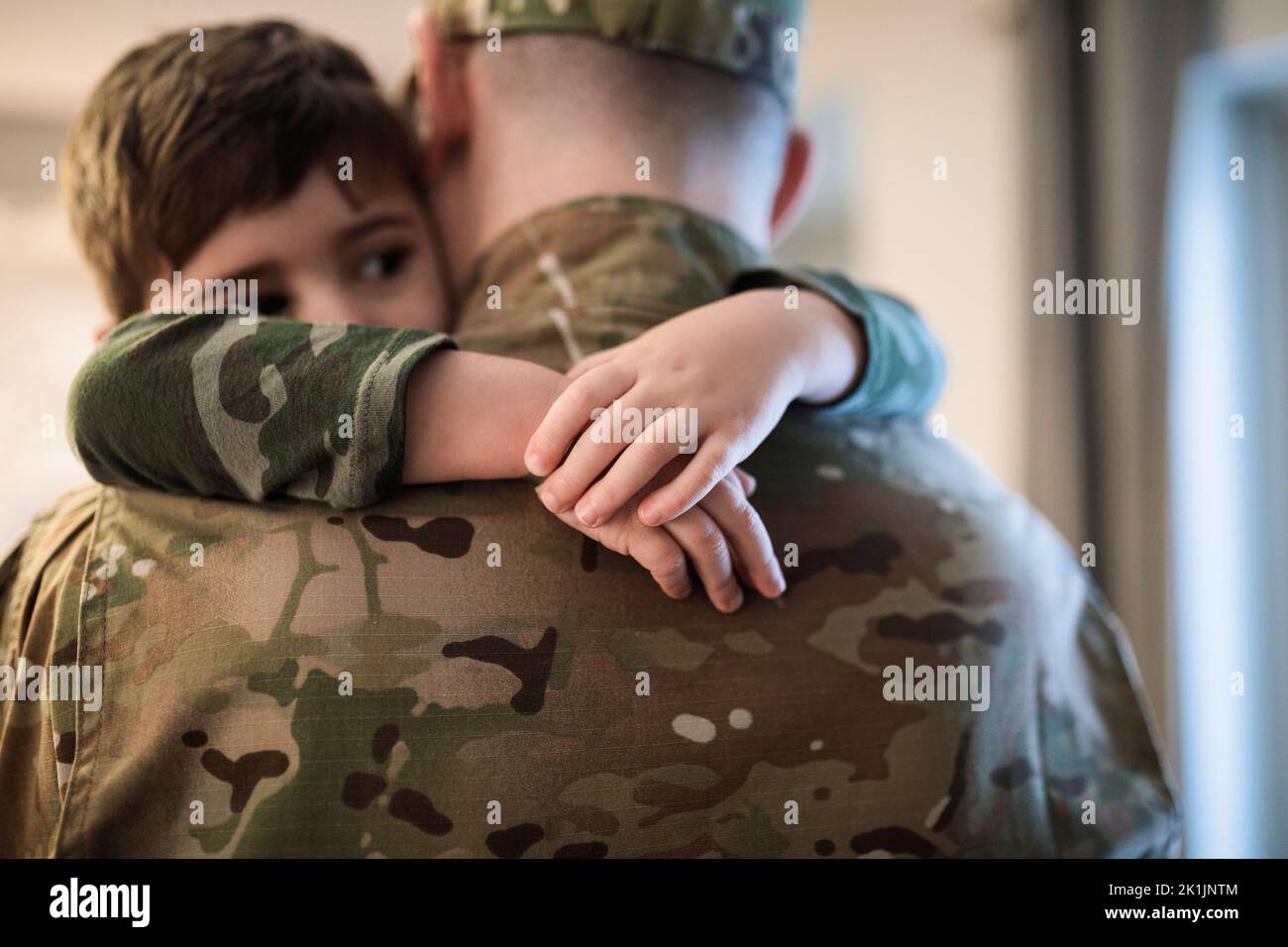 Army father hug son hi-res stock photography and images - Alamy