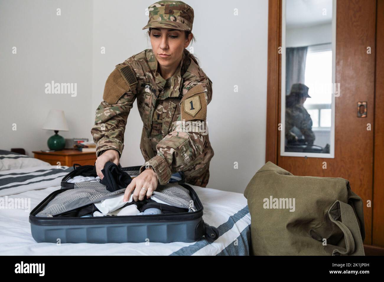 Stand suitcase hi-res stock photography and images - Alamy