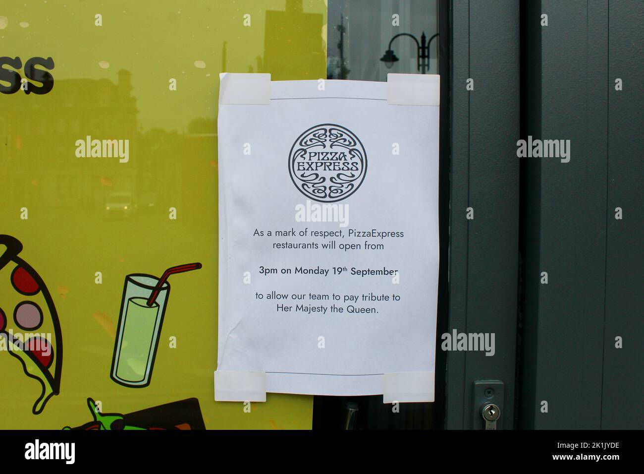 shop window displays and closed signs in muswell hill on 19th september ...