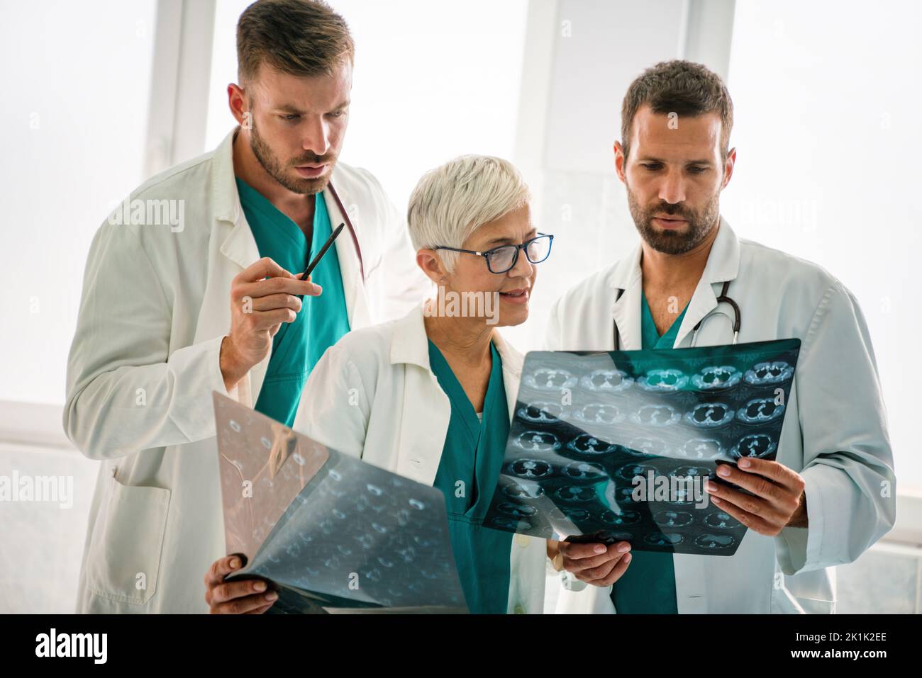 Medical team doctors checking on X-ray results in hospital Stock Photo ...
