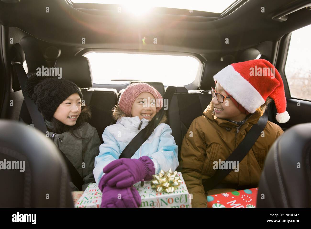 Boy girl preteen conversation hi-res stock photography and images - Alamy