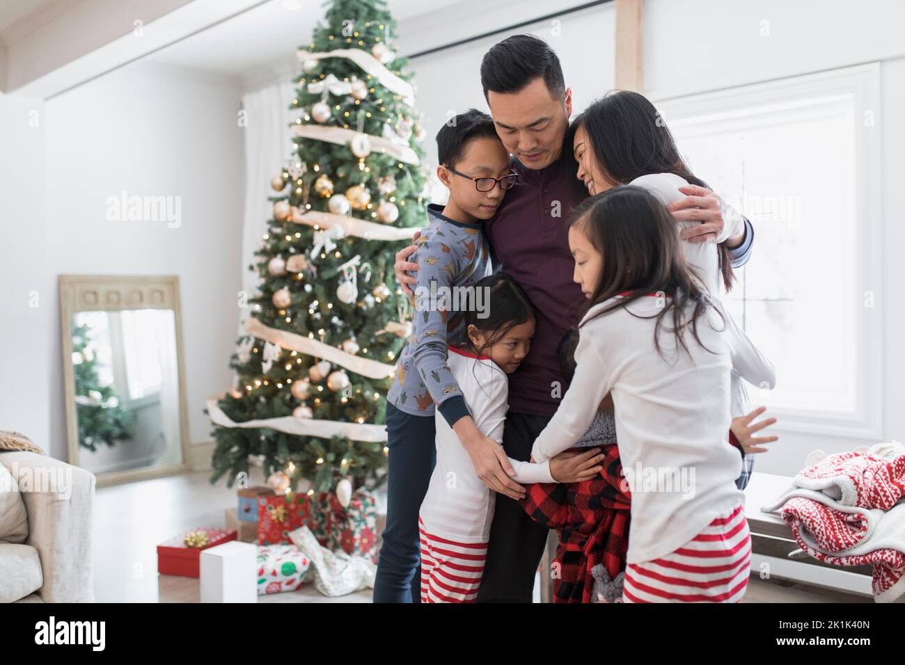 Father hugging teen daughter hi-res stock photography and images - Alamy