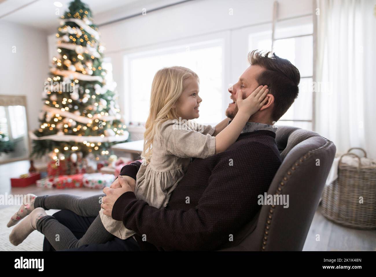 Father hugging daughter hug hi-res stock photography and images - Alamy
