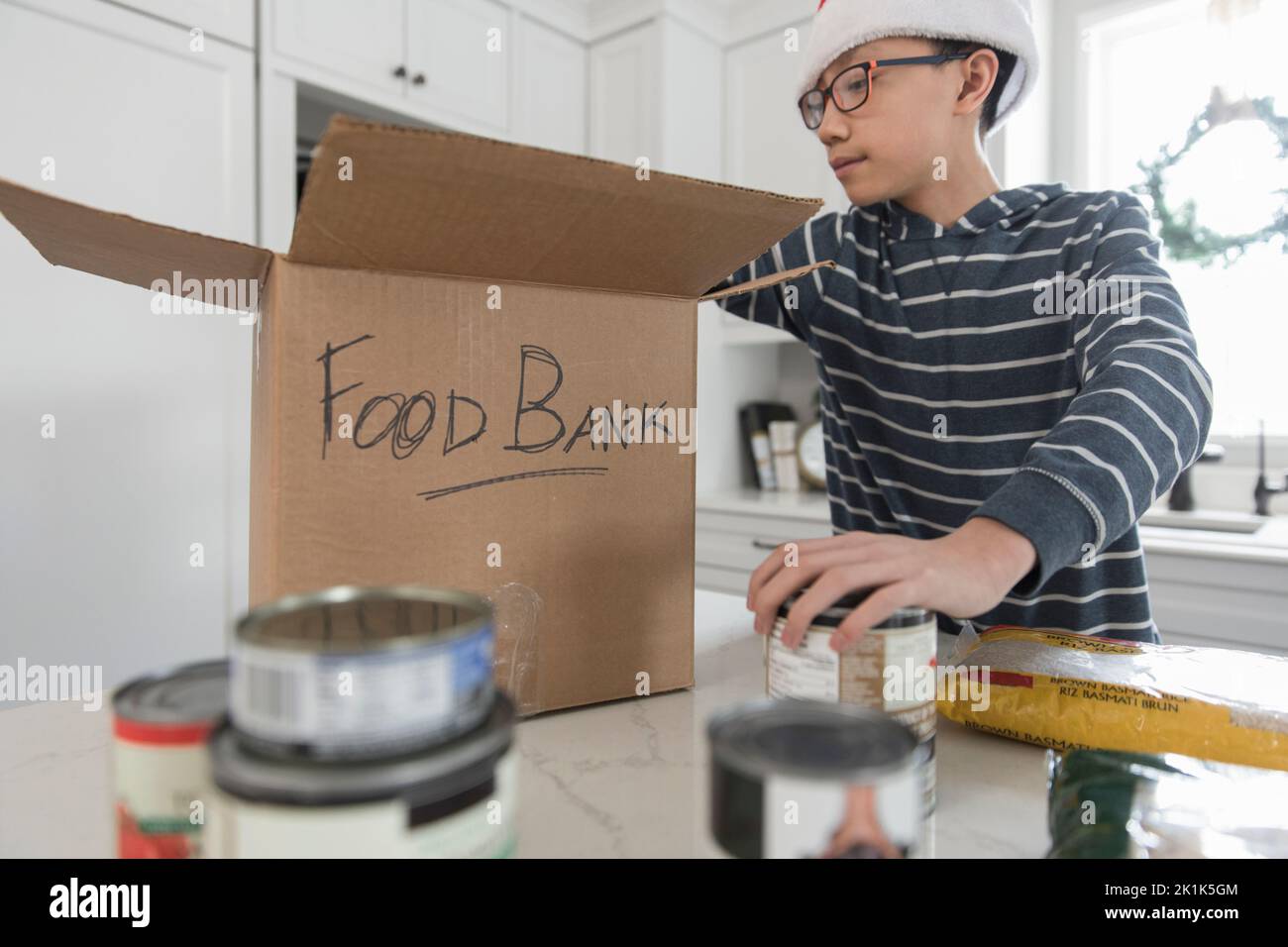 Packing food bank hi-res stock photography and images - Alamy