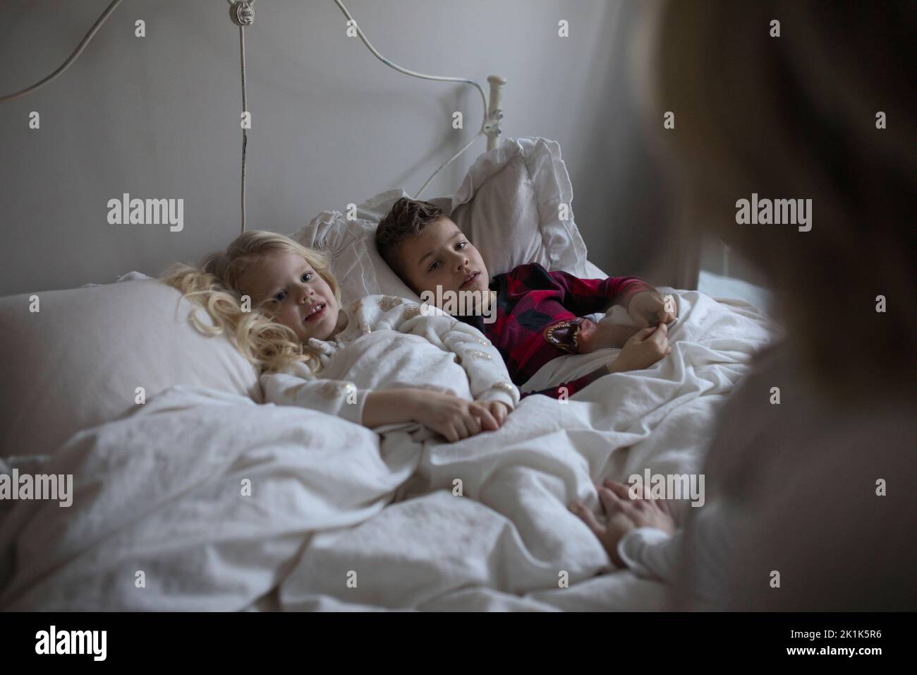 Tucking hi-res stock photography and images - Alamy