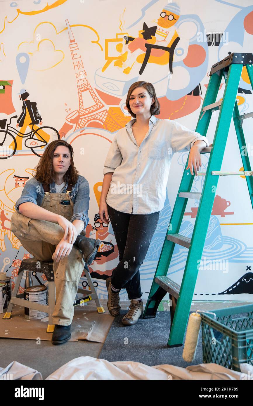 Two people sitting on a wall hi-res stock photography and images - Alamy